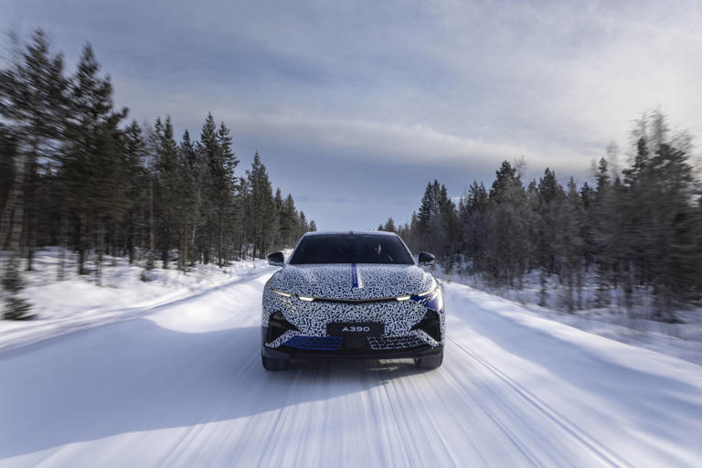 A390: Alpine's sport fastback put to the test in polar conditions ...