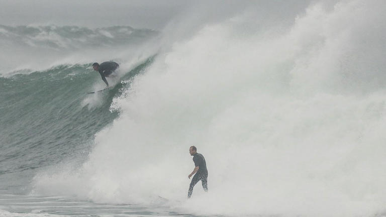 Gold Coast shuts down as cyclone nears