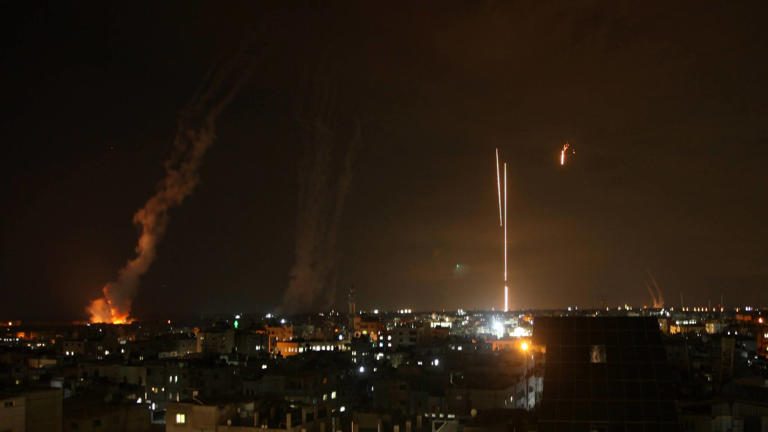 How to tame and use dogs in Minecraft?