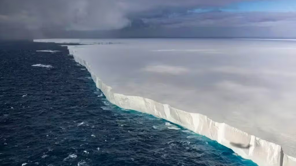 Größter Eisberg der Welt auf Grund gelaufen