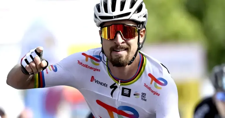 🎥 Ex-wielerlegende doet niet onder voor zingende Van Aert: showman Peter Sagan is terug van ...