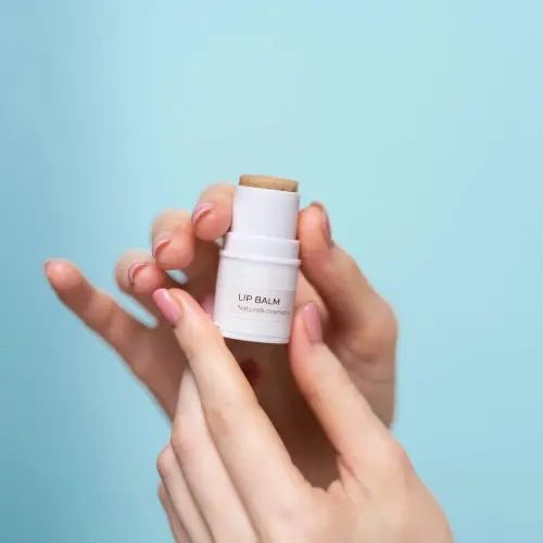 6 Rekomendasi Lip Balm Terbaik untuk Mencegah Bibir Pecah Saat Puasa