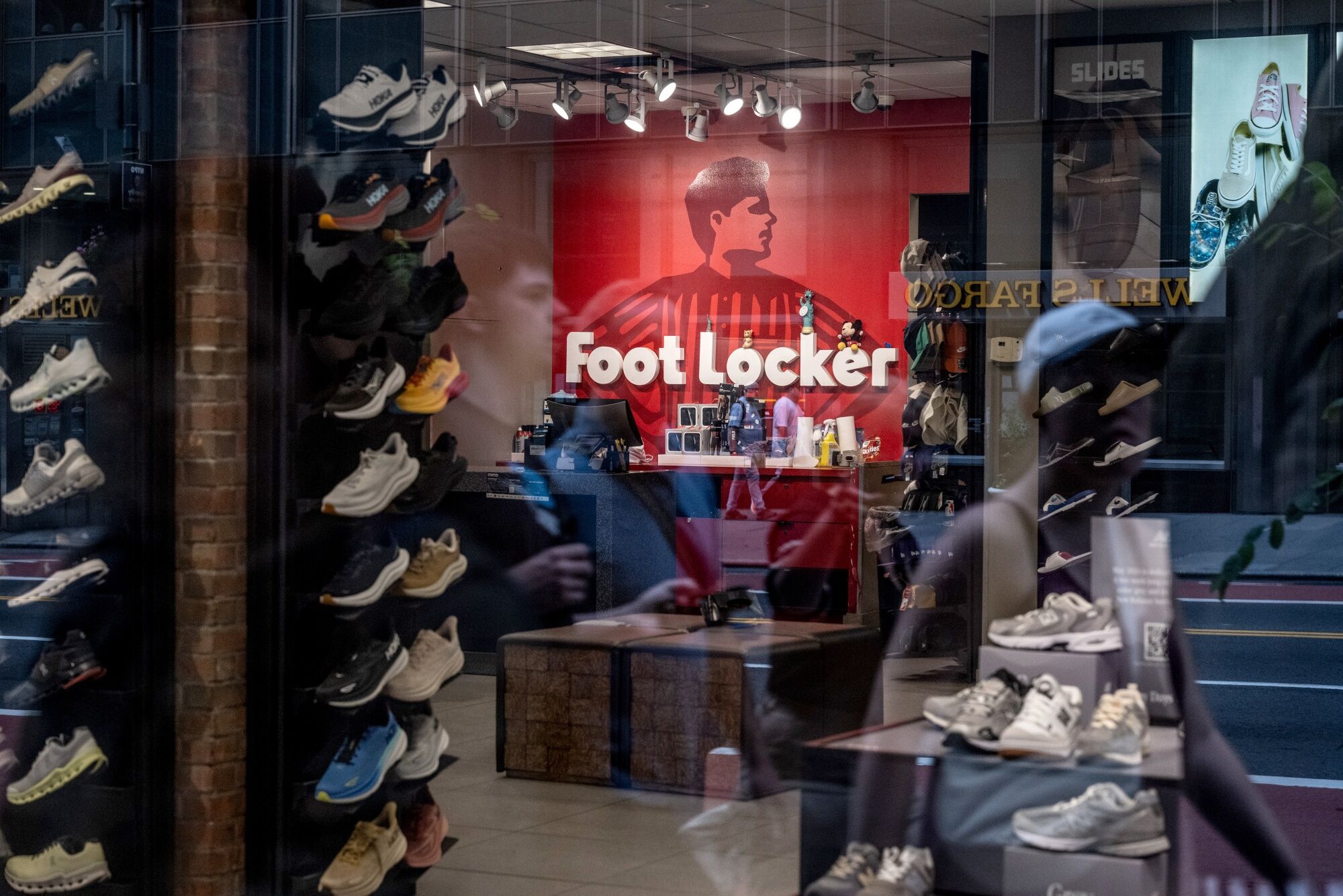 Foot Locker Shares Rise as Firm Sees Limited Tariff Exposure