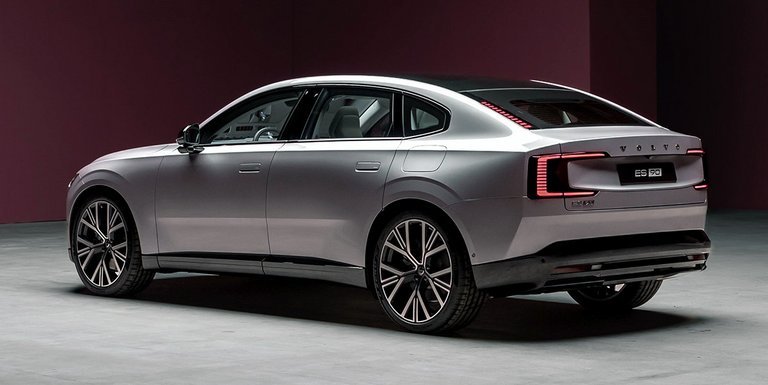 Flagskib overrasker med bagparti og lynladning