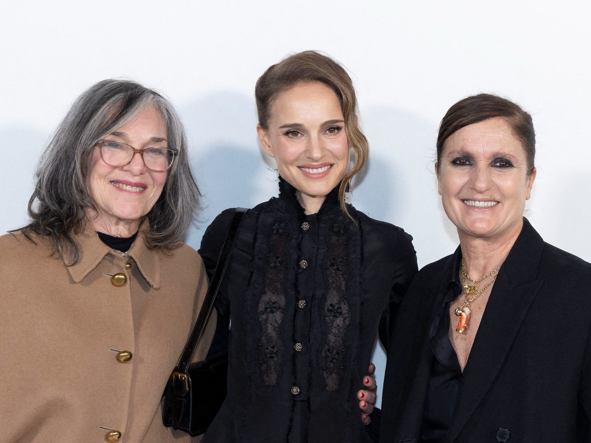 Natalie Portman bringt ihre Mutter mit zur Pariser Fashion Week