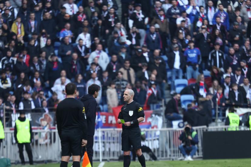 La confrontation entre Paulo Fonseca (OL) et l'arbitre Benoît Millot ...