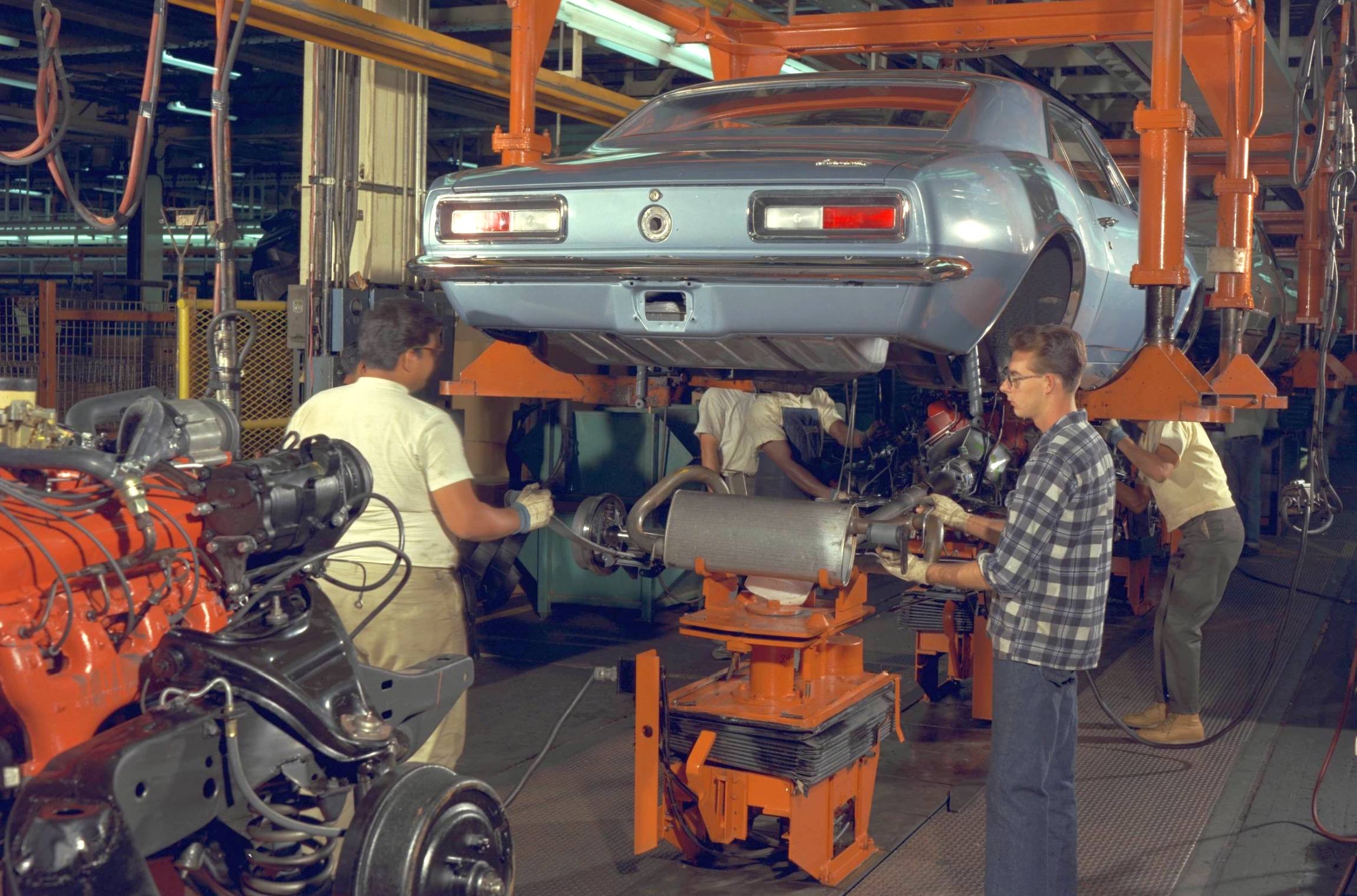 20 Photos Of What Life As An Automobile Worker Looked Like In The 1970s