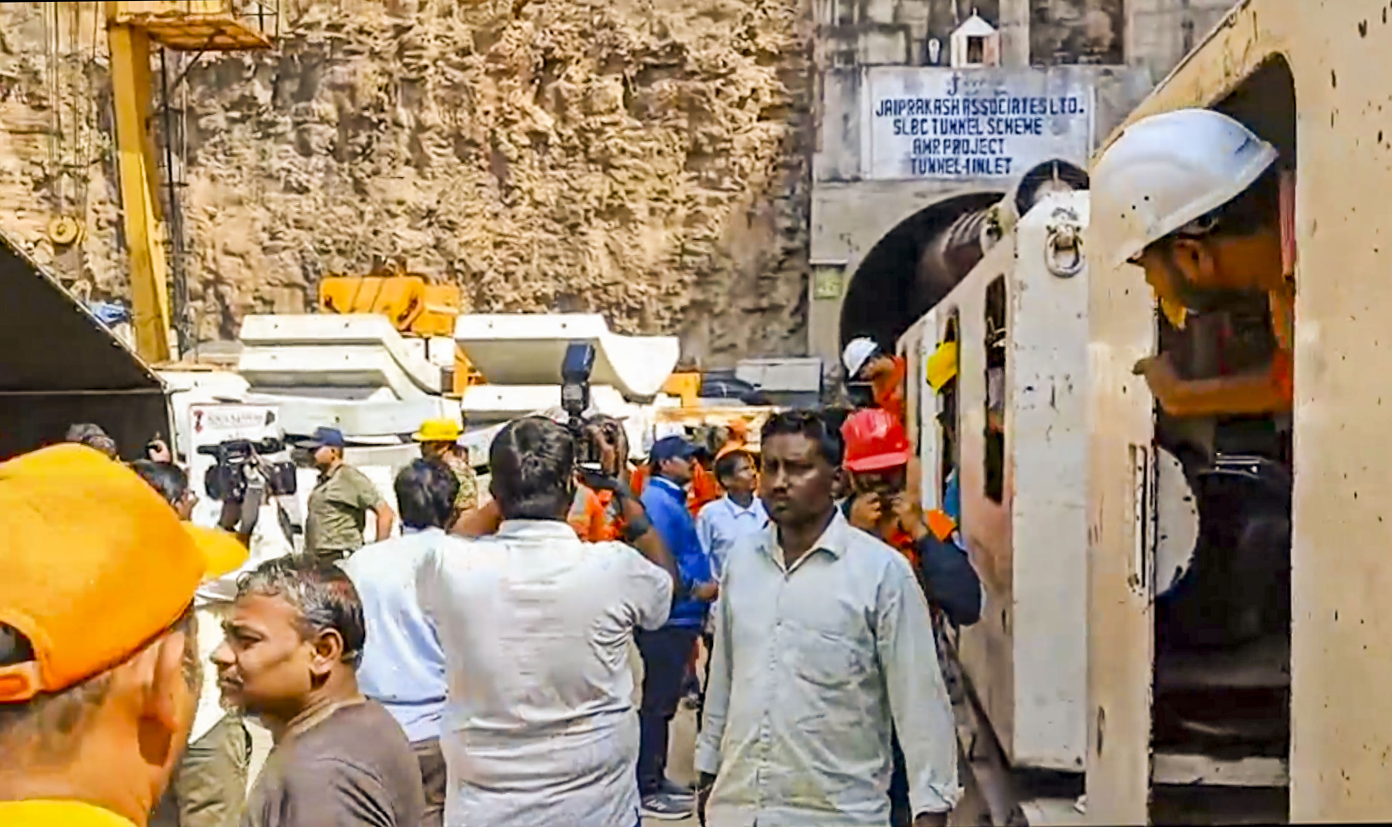 Kerala Police' Cadaver dogs arrive in Telangana to join tunnel collapse ...