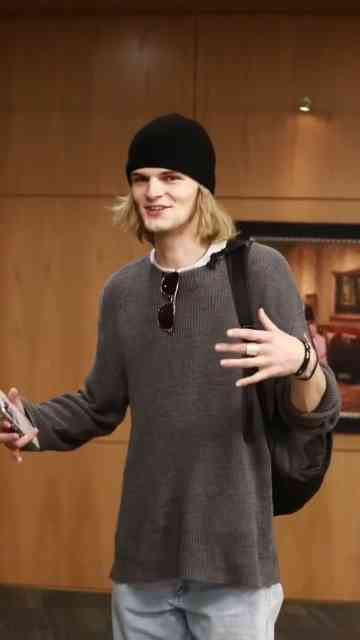 How to pick up any girl at any time