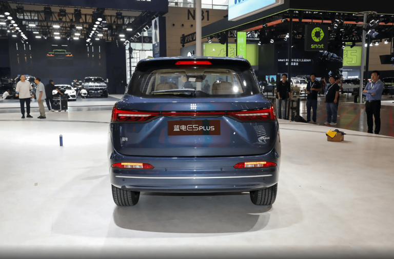 蓝电E5 PLUS：十万内大七座插混SUV，165公里纯电续航能否引爆市场？