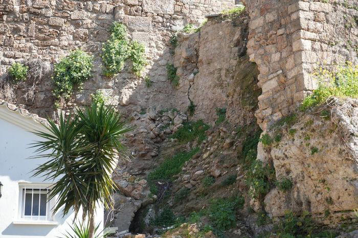 Tarihi Kaleiçi surlarında çökme riski!