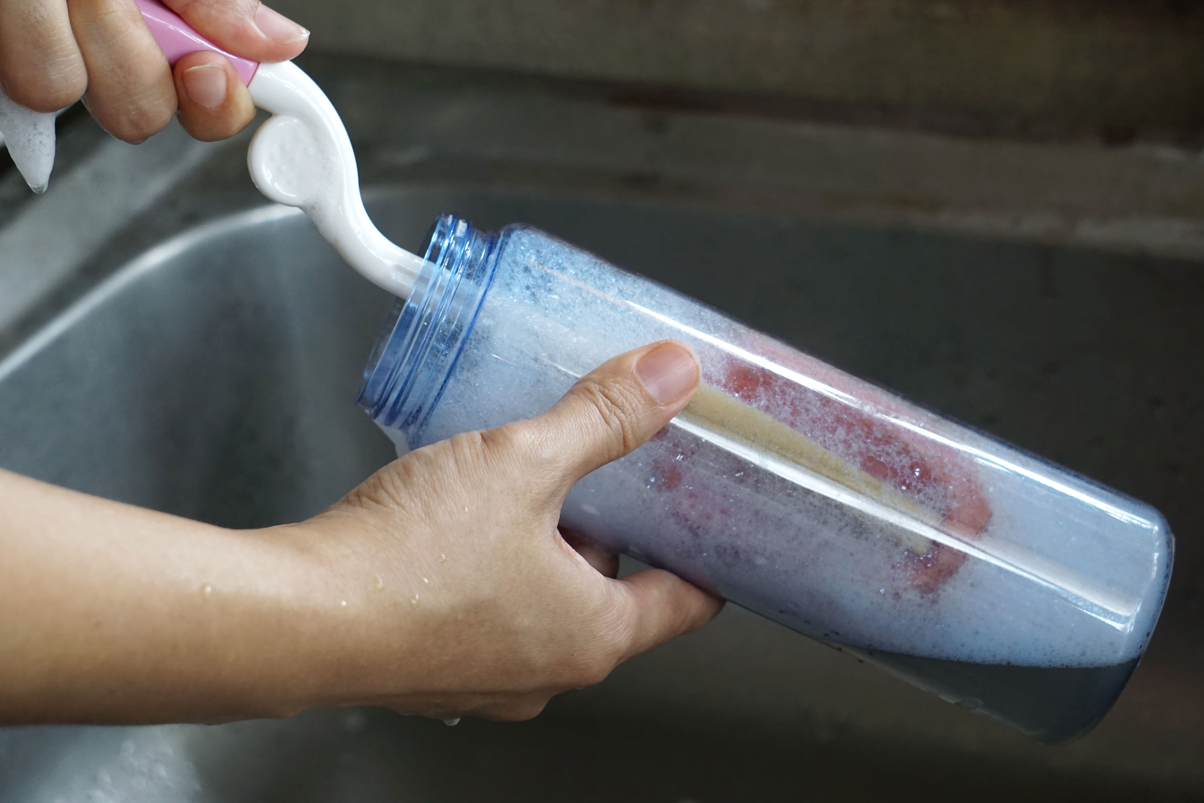 How to Clean Water Bottles: The Top 5 Methods