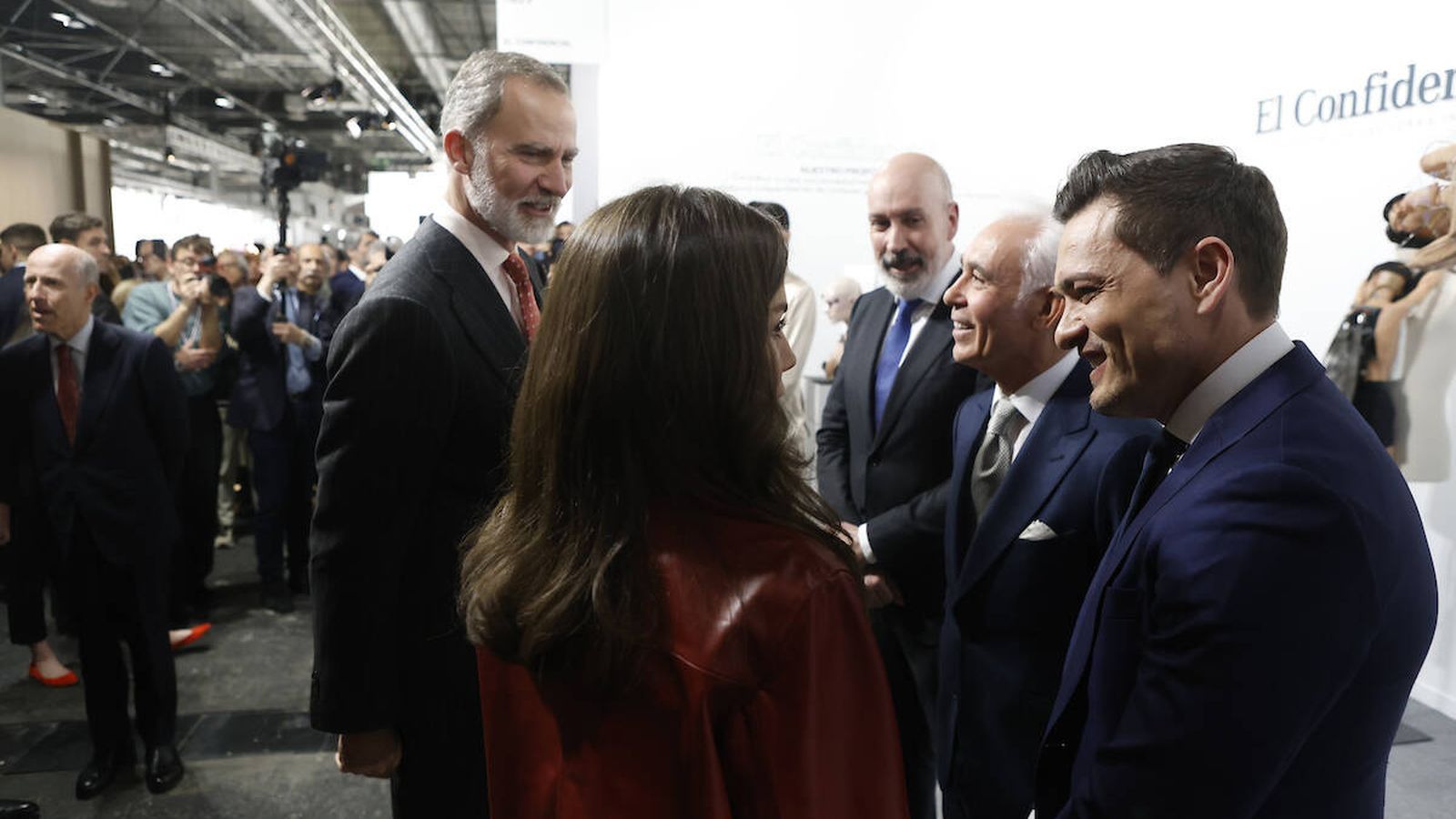 Encuentro del rey Felipe VI y la reina Letizia en ARCO con los ...