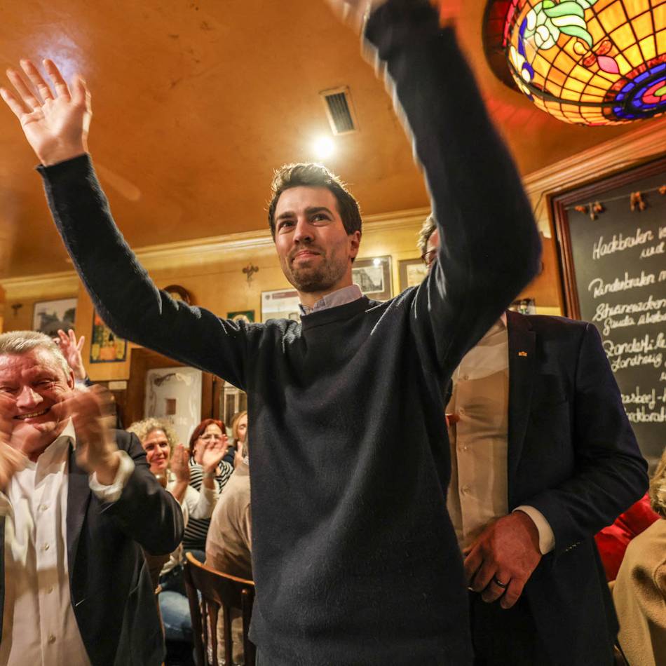 Wahlleiter geben das amtliche Endergebnis bekannt