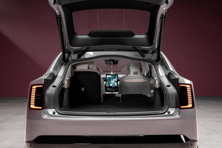 Volvo ES90 luxury EV debuts as liftback sedan