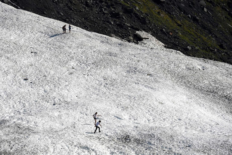 Multiple heli-skiers trapped in Alaska’s remote backcountry after avalanche
