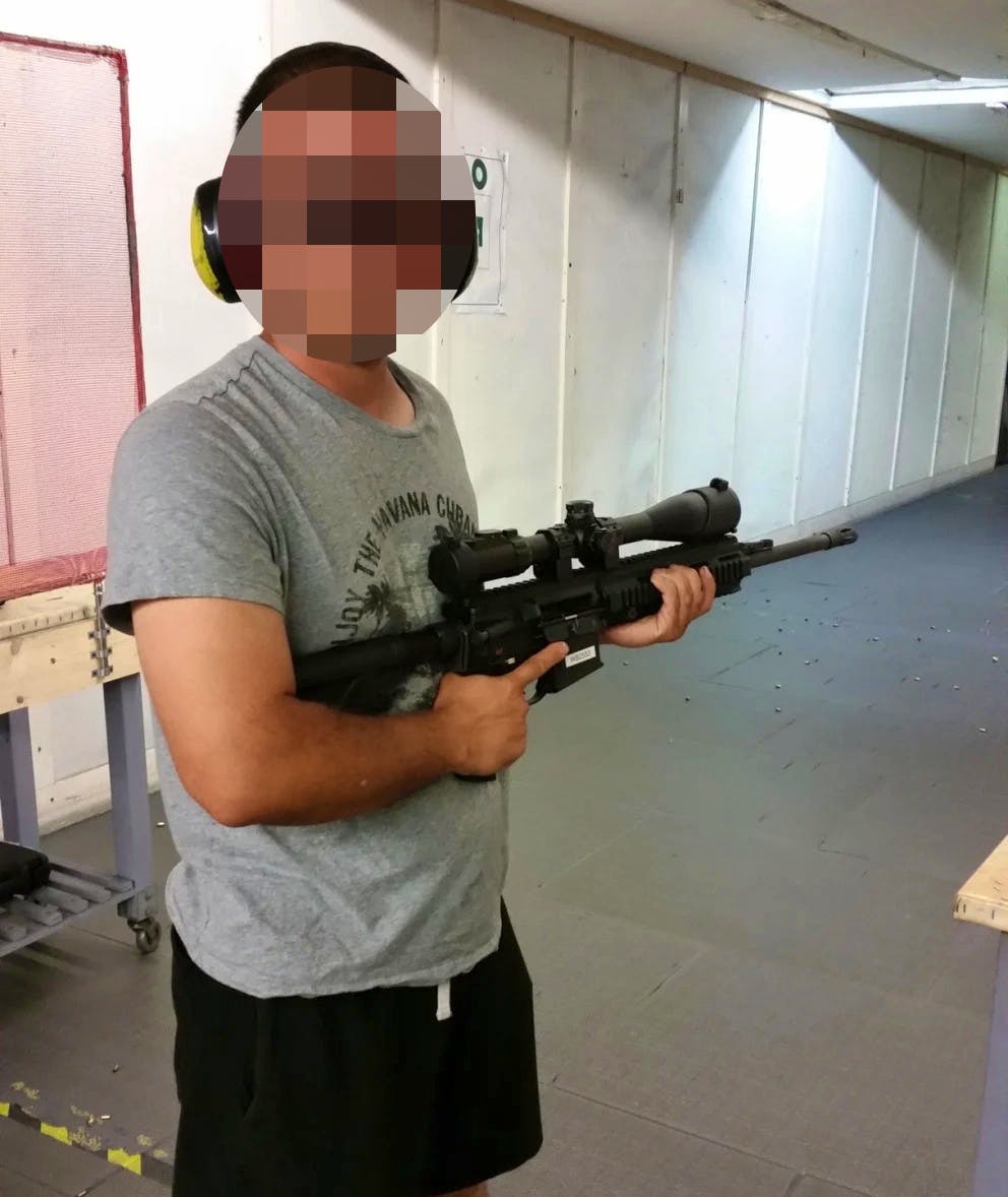 Jahre vor der Tat: Alexander S. posierte mit Waffe und Panzer