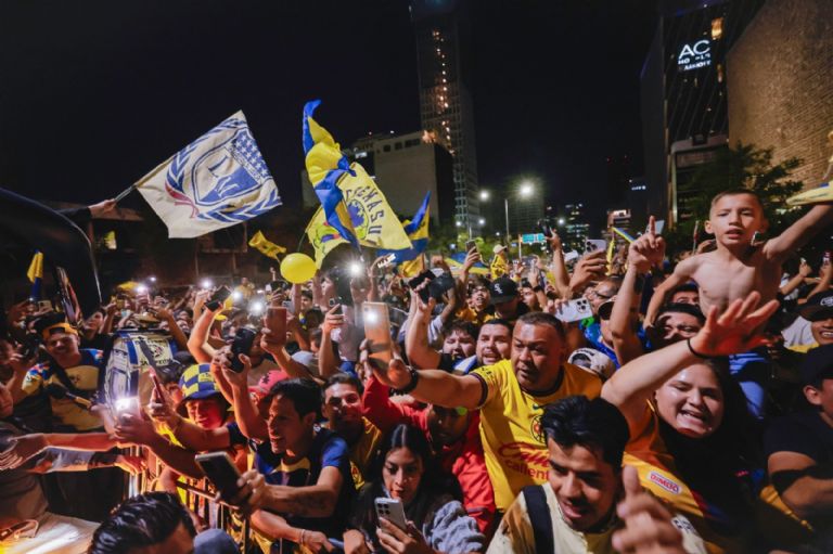 ÉPICA SERENATA de la Afición del Club América previo al partido contra ...