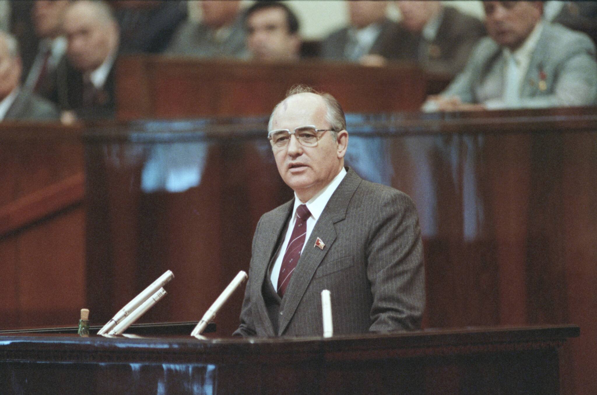 Am 11. März 1985 übernahm Gorbatschow die Macht in der Sowjetunion: er ...