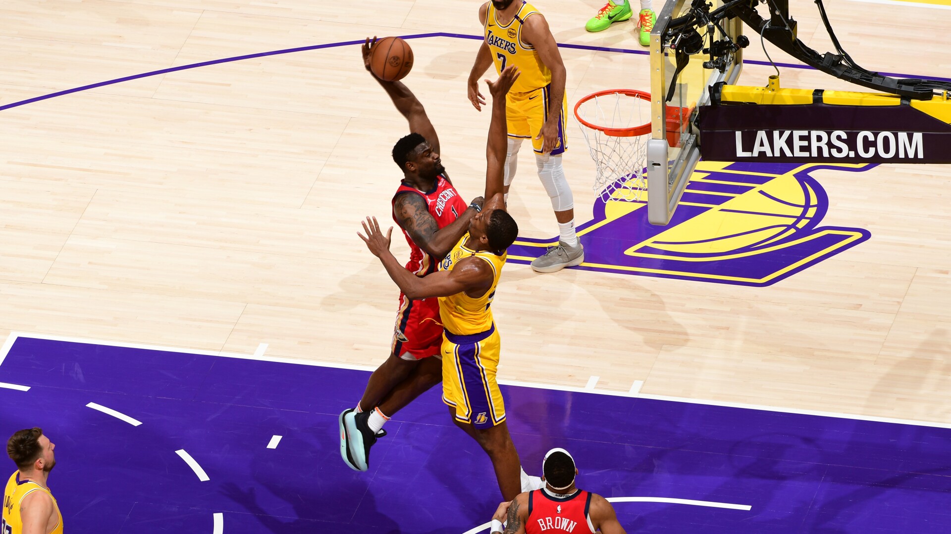 Watch Zion Williamson's explosive poster dunk on his way to 37 points.