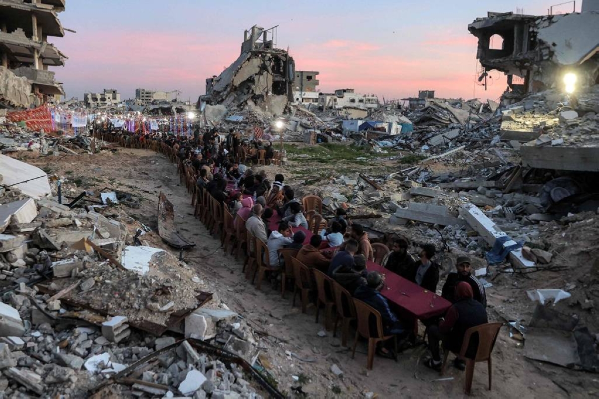 Arab leaders back plan to rebuild Gaza under PA
