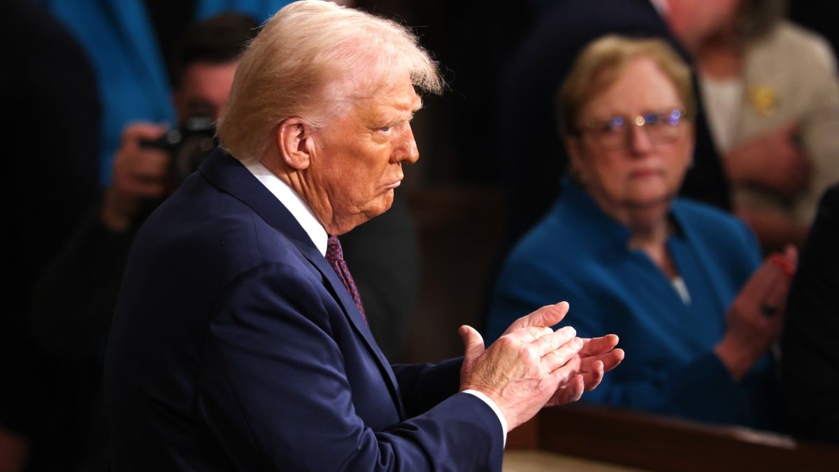 Donald Trump misses the irony in honoring cancer patient while cutting ...