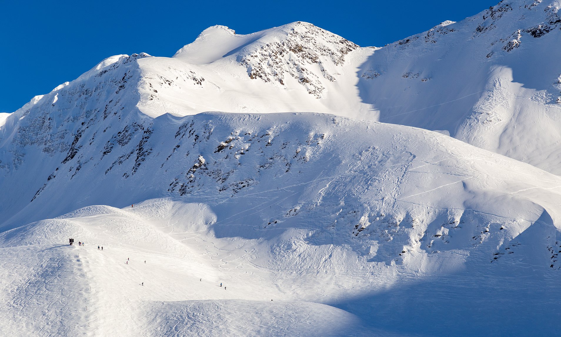 Multiple people trapped in avalanche on Alaska mountain
