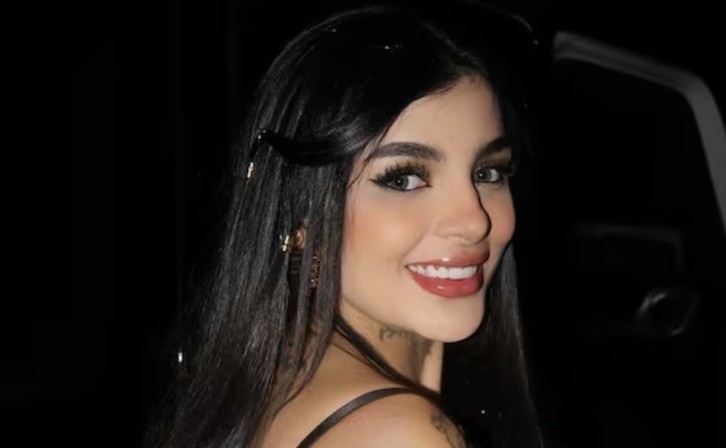 Preocupa la salud de Karely Ruiz, aparece canalizada a un mes de dar a luz