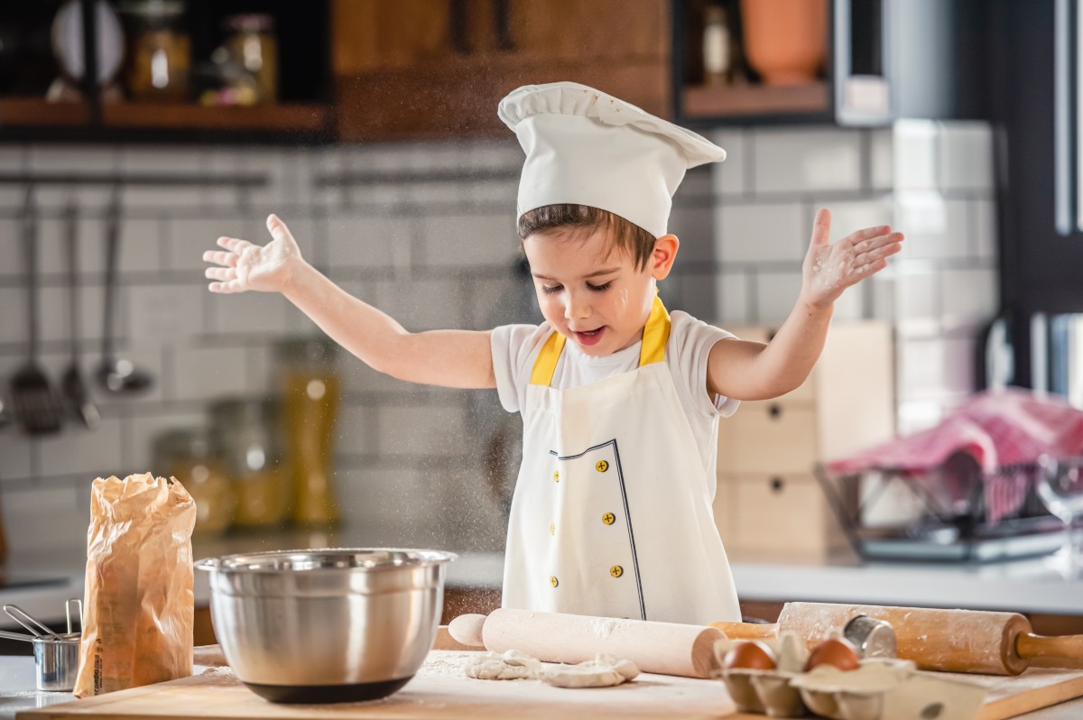 3-Year-Old's Chef-Like Skills in the Kitchen Have People Doing a Double ...