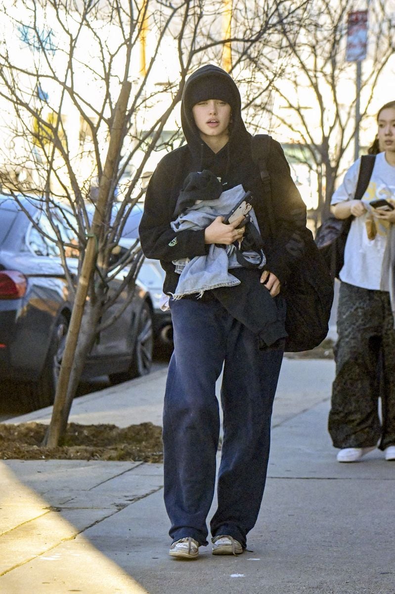 Shiloh Jolie Pitt looks cozy in hoodie and sweats as she goes to a ...