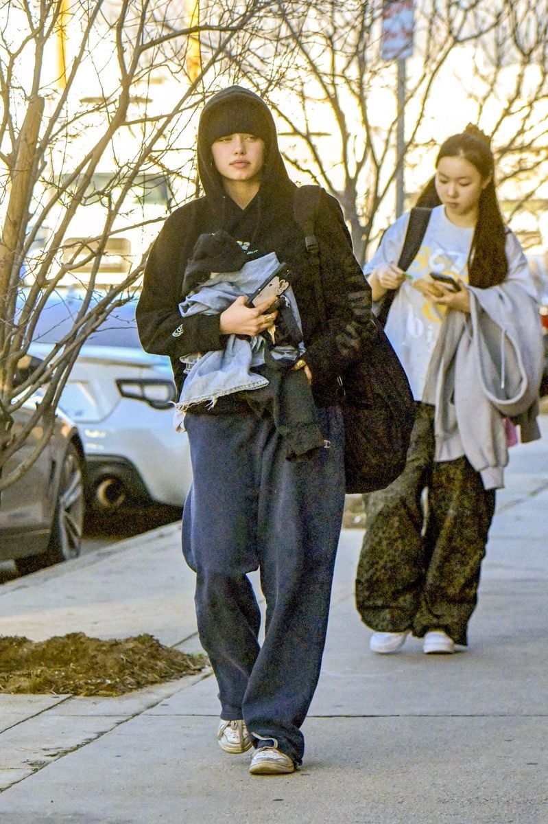 Shiloh Jolie Pitt looks cozy in hoodie and sweats as she goes to a ...