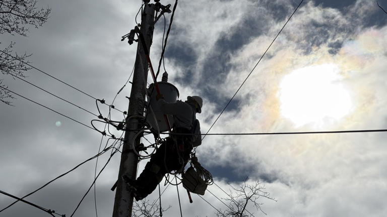Hundreds of Evergy crews work to restore power to thousands