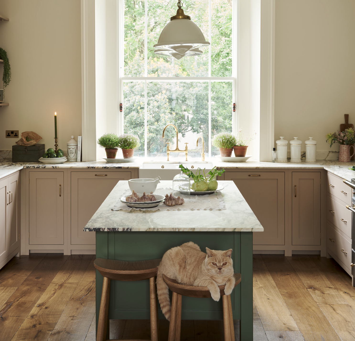 14 "Charming" Cottage-Inspired Kitchens You'll Definitely Wanna Bake ...