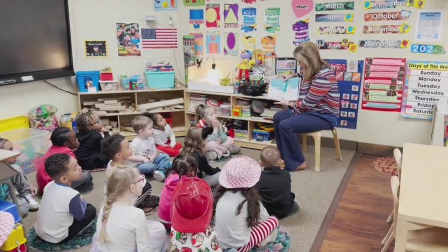28/22 News Meteorologist Valerie Smock reads to kids in Kingston