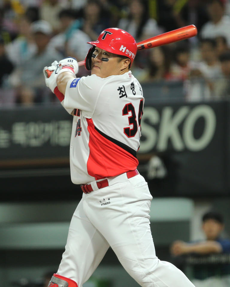 4년 151억원 계약 마지막 해 맞는 SSG 김광현, 30억 연봉으로 2025 KBO리그 ‘연봉킹’…KIA 김도영은 400% 인상률로 이 부문 1위