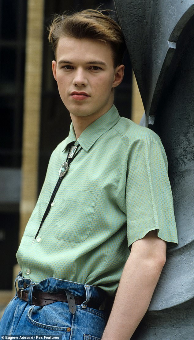 Pop veteran Edwyn Collins to quit the stage 20 years after stroke