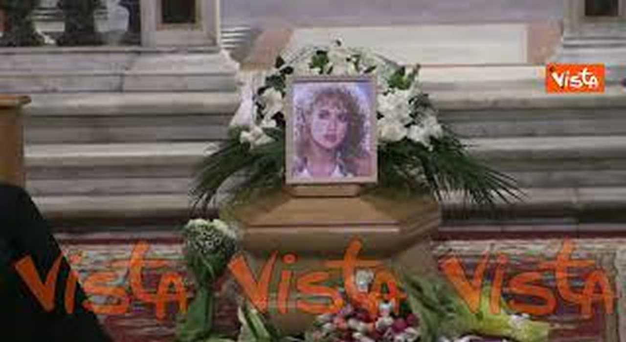 Funerale di Eleonora Giorgi, il feretro nella Chiesa degli Artisti a Roma