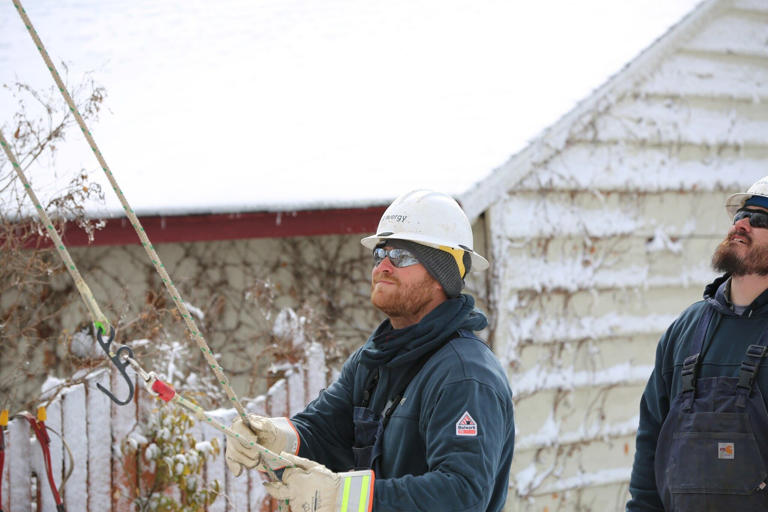 Hundreds of Evergy crews work to restore power to thousands