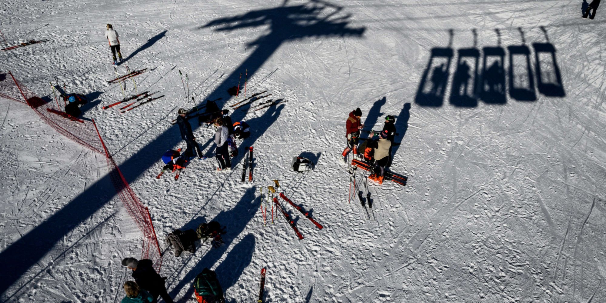 Alpe d'Huez : un skieur lance un bloc de neige sur un vacancier, une ...