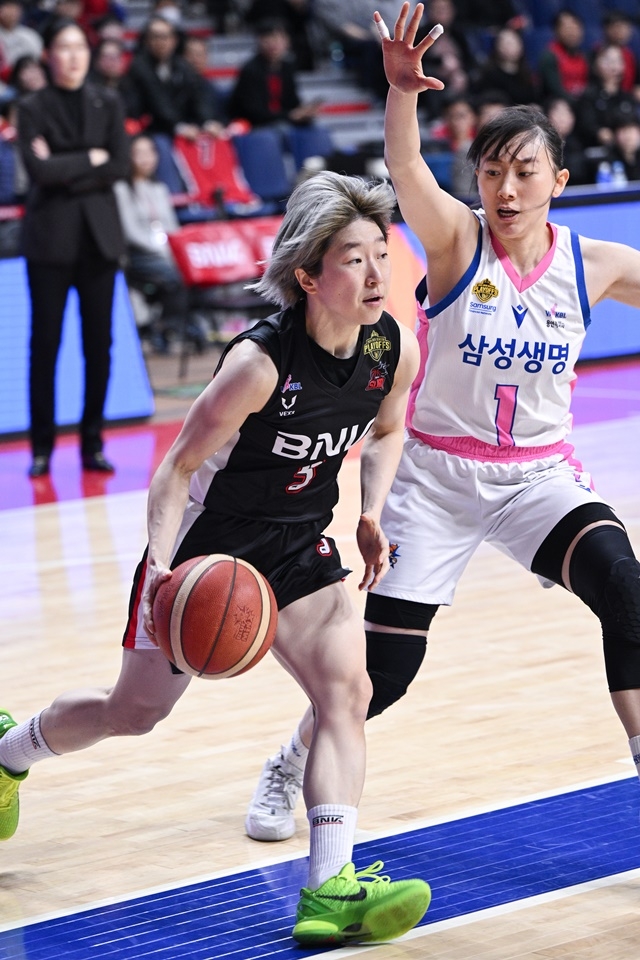 ‘100% 확률 잡았다!’ BNK, ‘안혜지 맹활약’ 앞세워 삼성생명 제압…챔프전까지 1승 남았다 [WKBL PO]