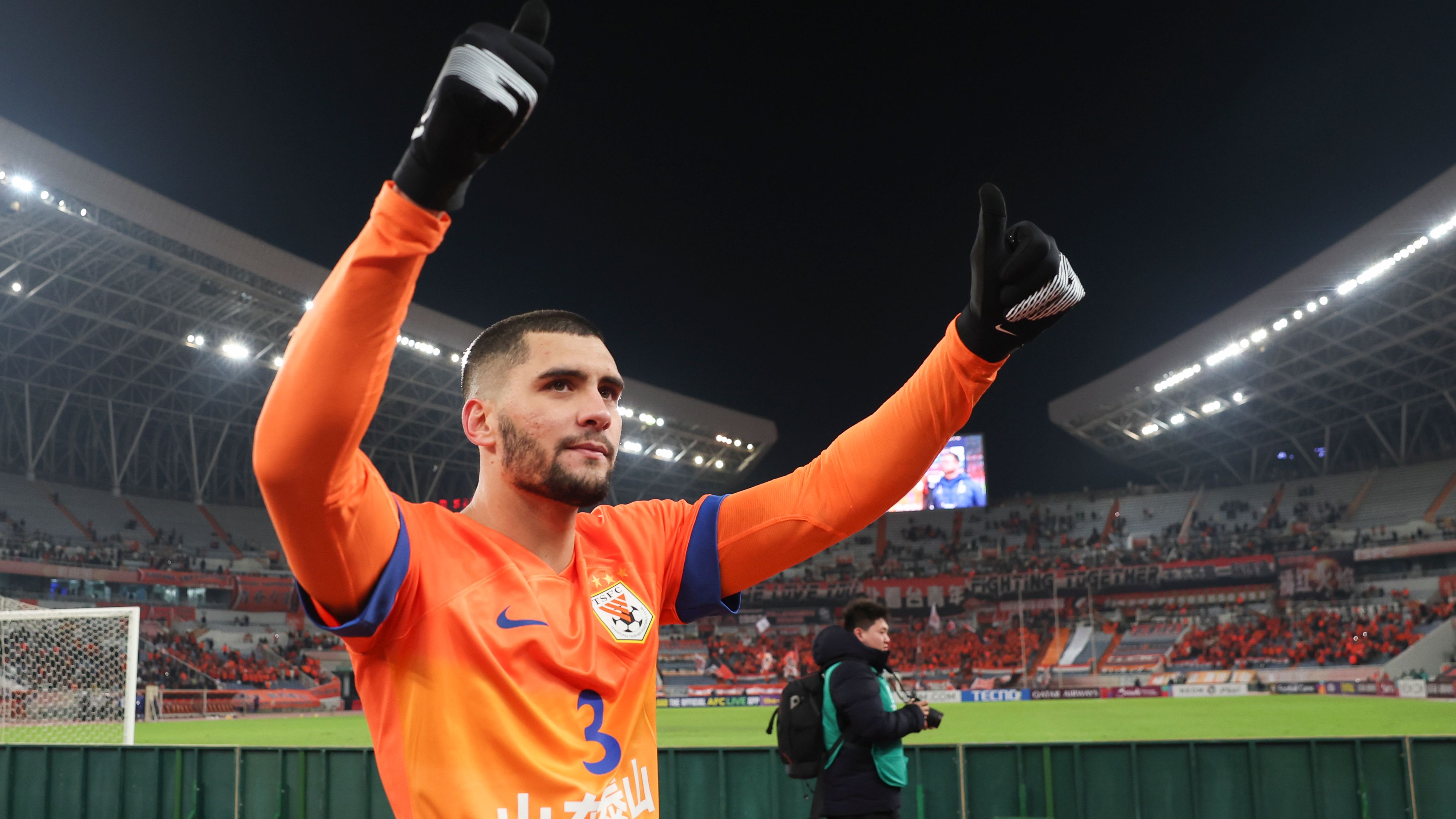 J2愛媛FCが190センチの長身DFスカレゼを獲得！「自分を信頼し、温かく迎え入れていただきました」