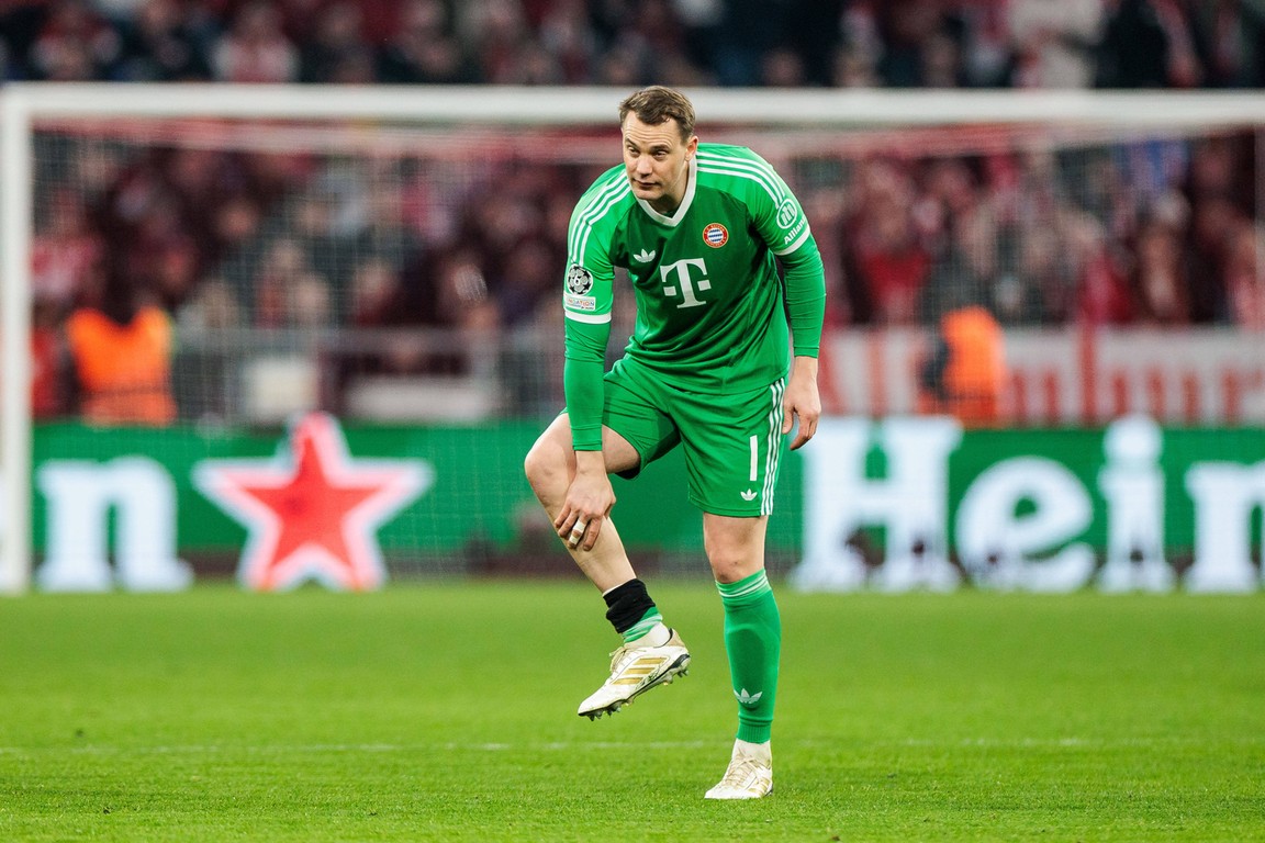 Neuer loopt blessure op tijdens juichen bij Bayern-goal