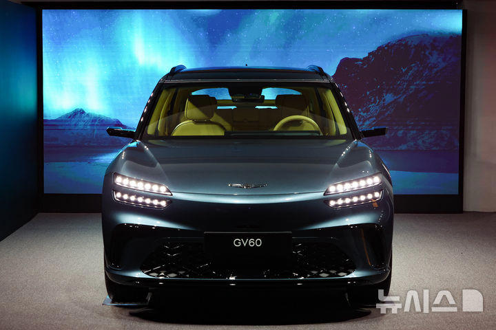 現代自動車「ジェネシス」新型GV6公開 ／ソウル