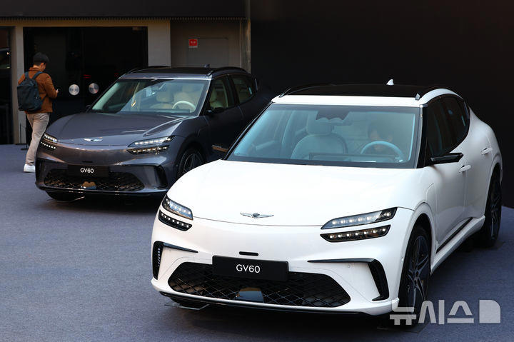 現代自動車「ジェネシス」新型GV6公開 ／ソウル