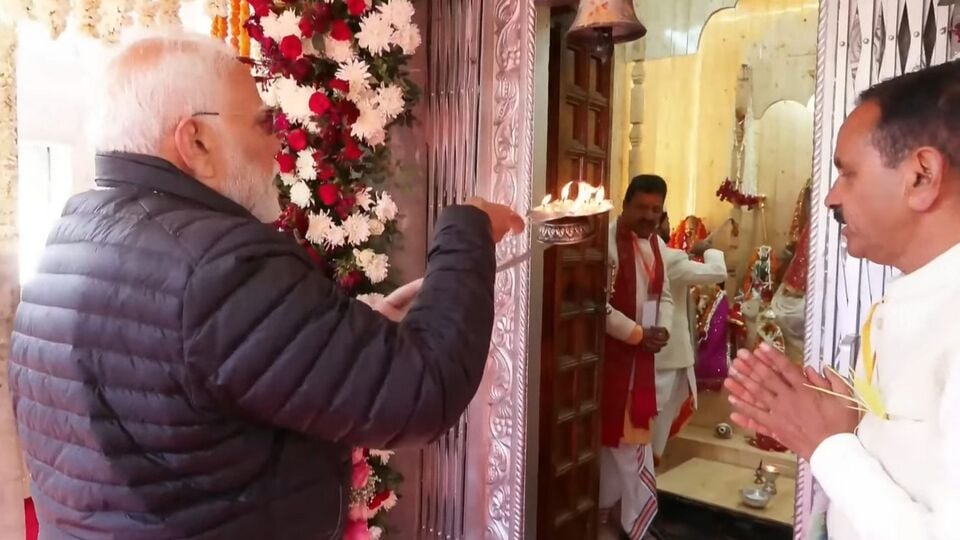 Watch: PM Narendra Modi offers prayers to Maa Ganga at Uttarakhand's ...