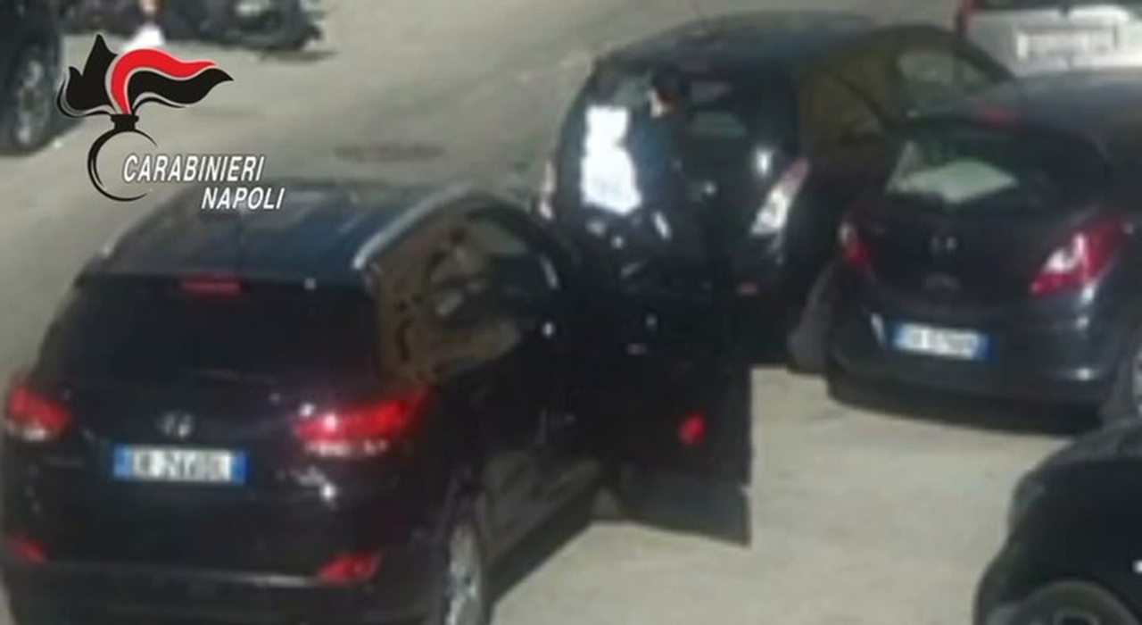 Maxi blitz antidroga in provincia di Napoli: donna spaccia con bimbo in braccio