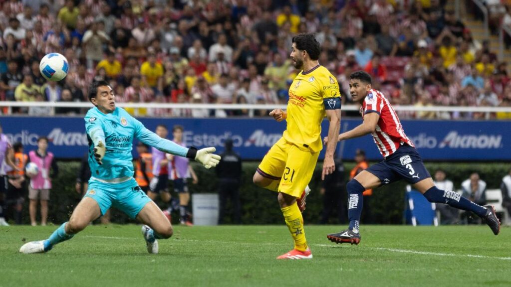 ¡La Bomba no explotó! Henry Martín falla el gol del empate del América ...