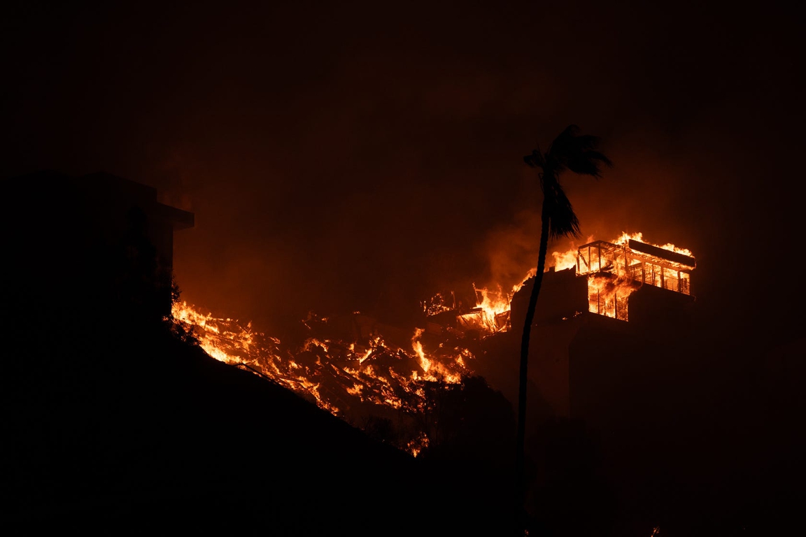 Tragic photos show incredible devastation from Palisades Fire in Los ...