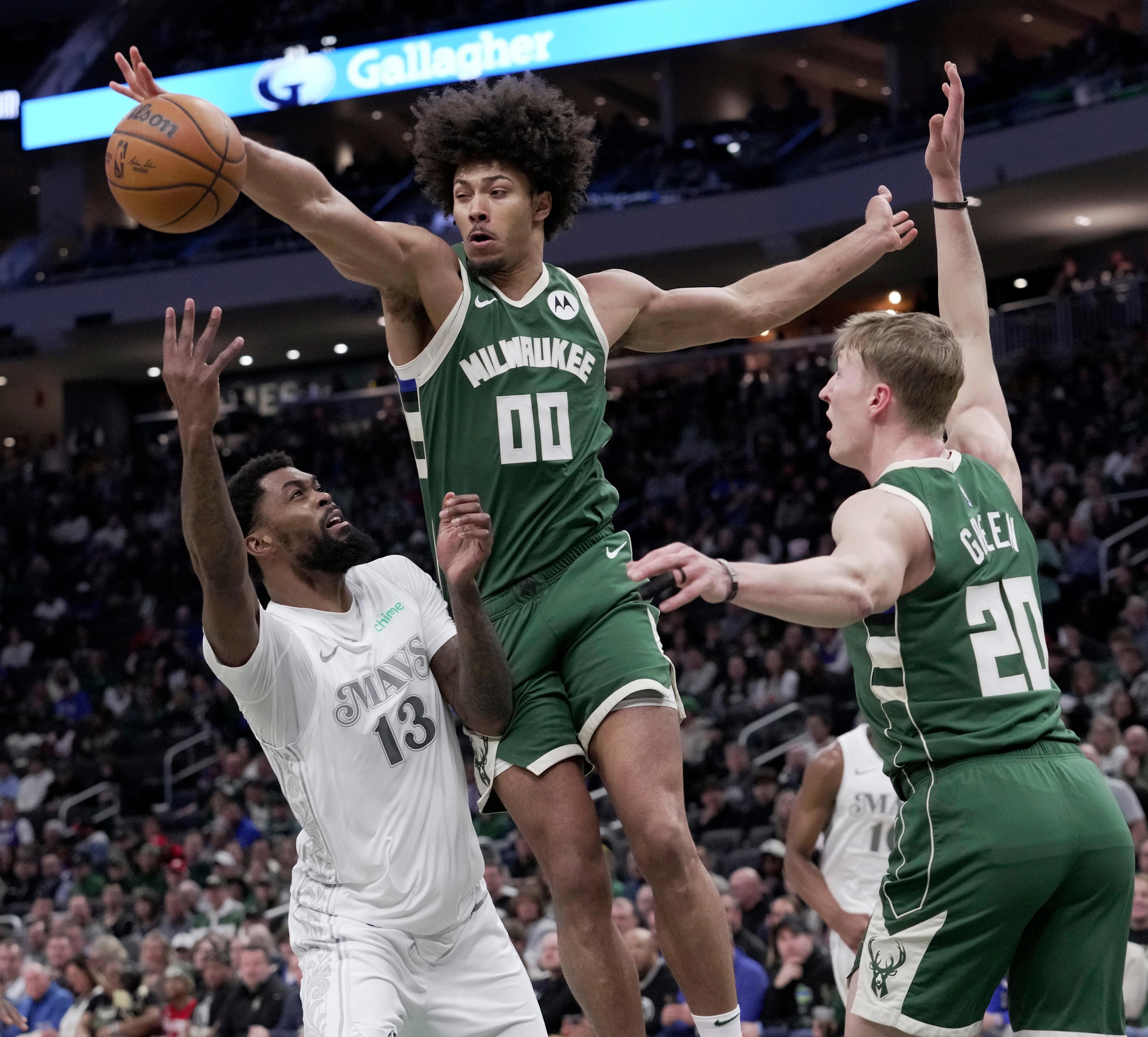 Milwaukee Bucks center Jericho Sims had thumb surgery. Here's his ...
