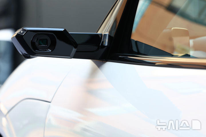 現代自動車「ジェネシス」新型GV6公開 ／ソウル